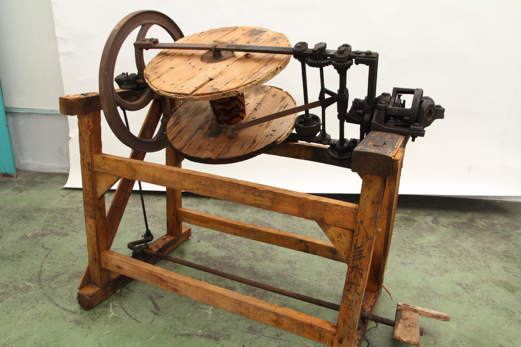 足踏み式縄ない機 – 幸運機販売・姫路